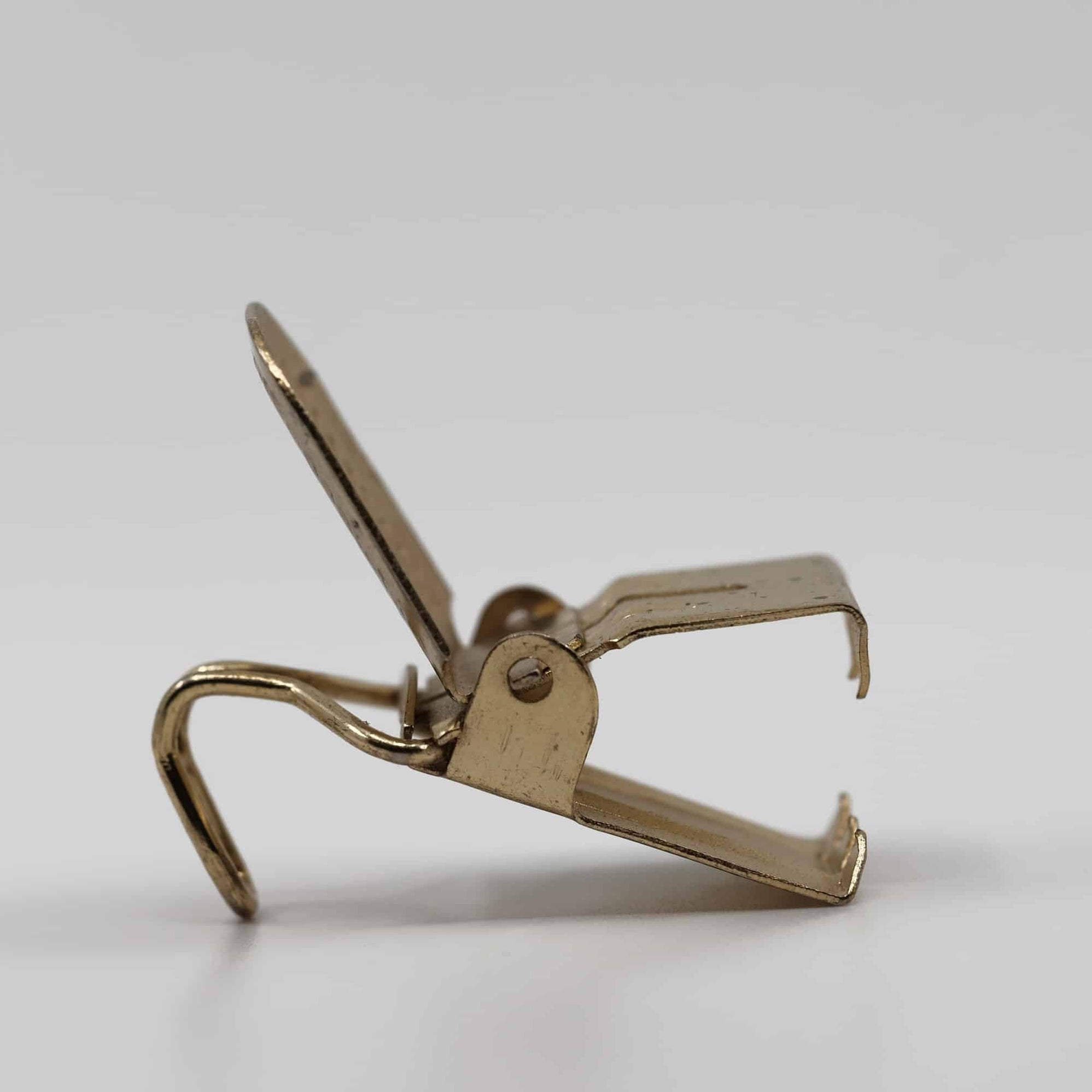 Versatile Rug Display Clips - Secure & Stylish | HM Nabavian